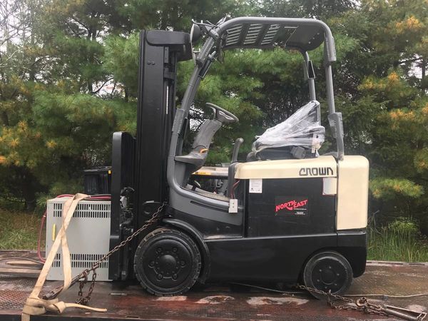 CROWN 5,000# ELECTRIC 4 WHEEL SITDOWN FORK LIFT LIKE NEW