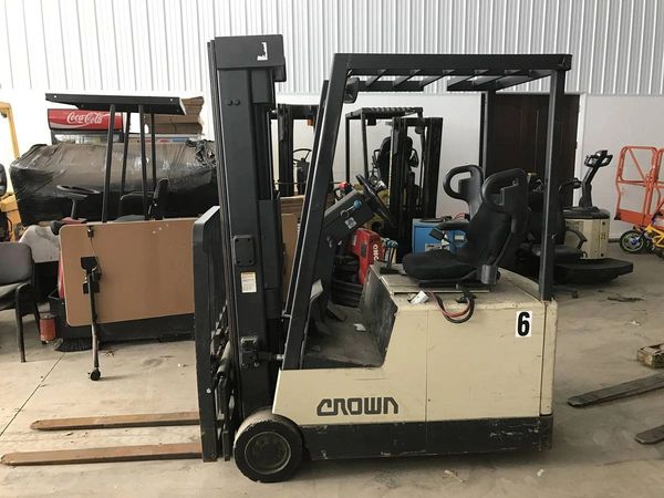 CROWN SC30 THREE WHEEL FORK LIFT - CLEAN