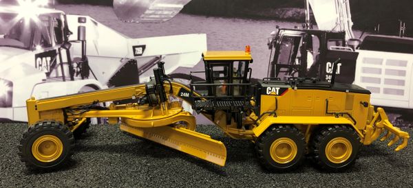 Caterpillar 24M Motor Grader 1:50 Core Classic Series DM