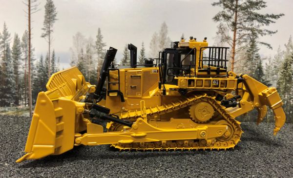 Caterpillar D11 Fusion Dozer 1:50 scale Diecast Masters HL