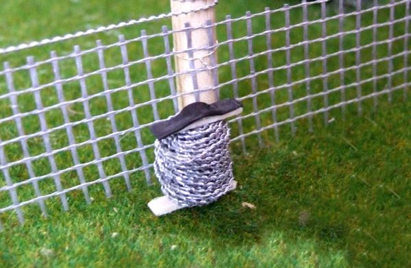 Barbed wire reel store