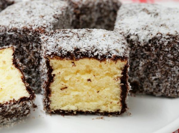 LAMINGTONS (6 PIECES)