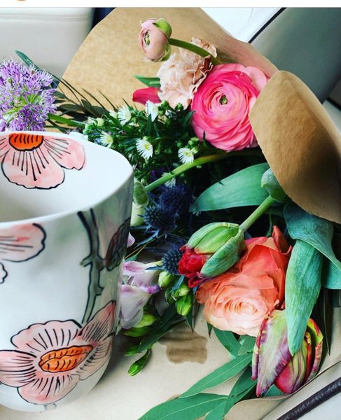 DIY seasonal arrangement kit. Includes vase and fresh flowers
