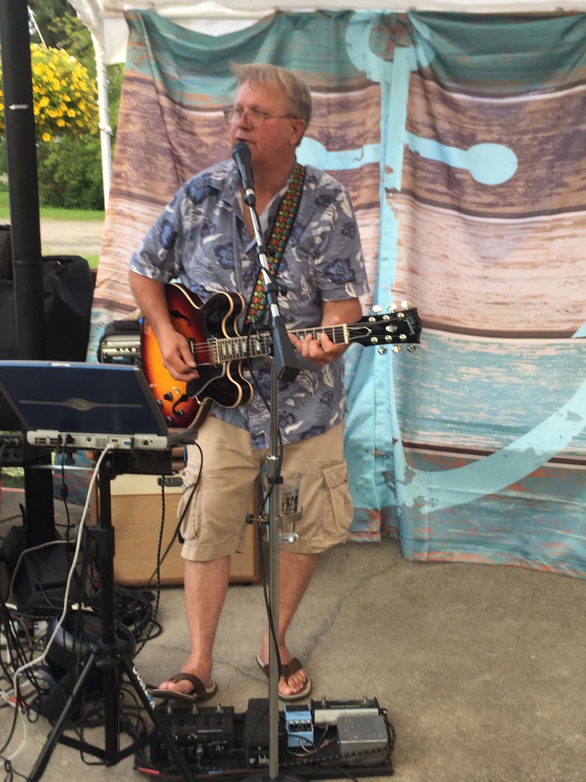 Mike McCauley one man band