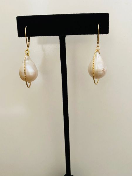 Pink baroque pearls hanging in diamond cut gold plated hoop