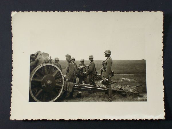 Original 3rd Reich Photograph - Soldiers w/ 7.5 cm in field
