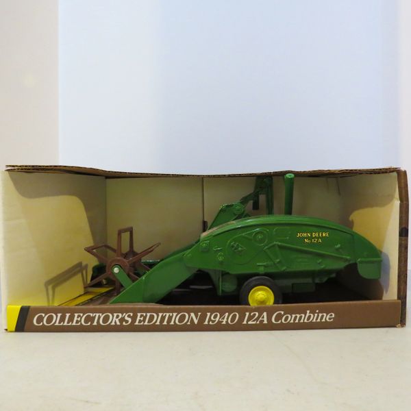 John Deere 1940 Model 12A Pull Type Combine, 1/16 scale, JD-5601-10DA-B