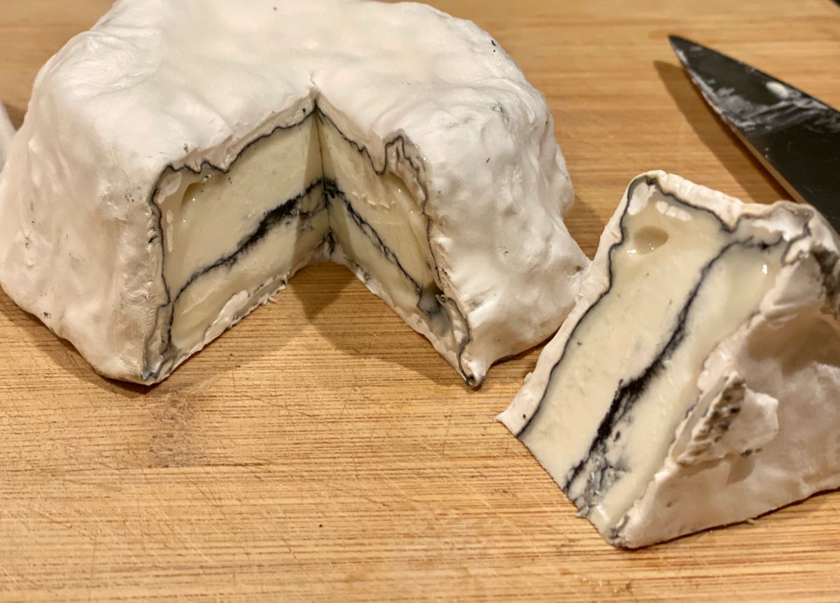 Ripened Chèvre Cheese with Ash