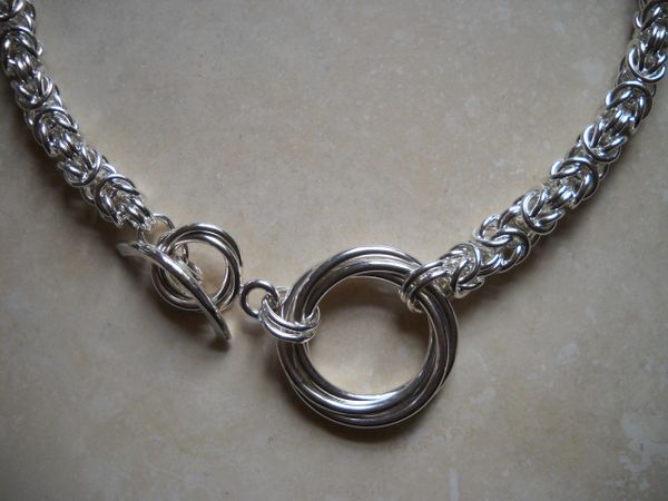 Kings link toggle clasp collar