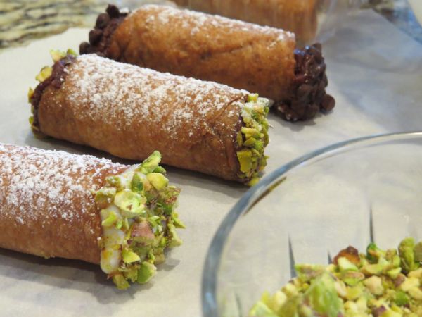 6 cannoli (pastry box)