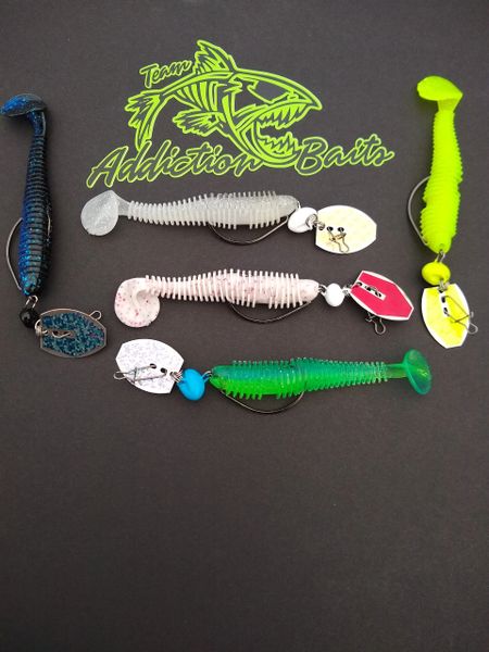 Weedless swing hook chatter